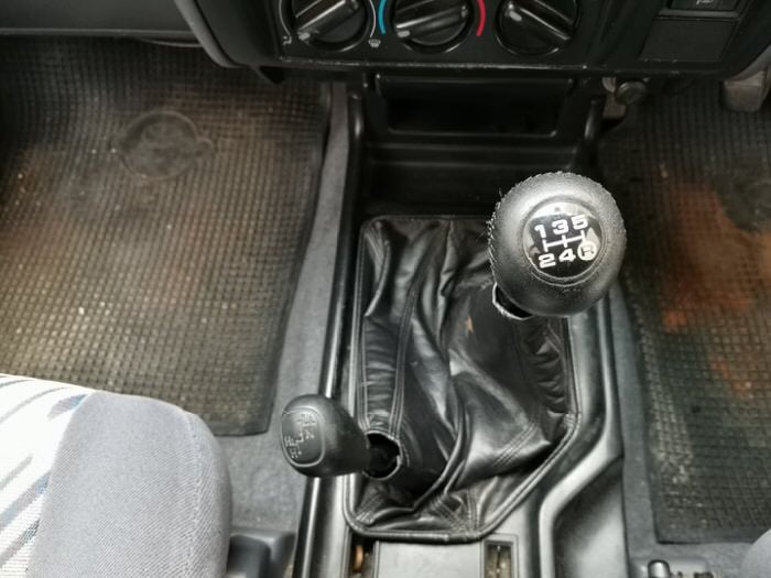 How to Engage a Four Wheel Drive Gear While Driving